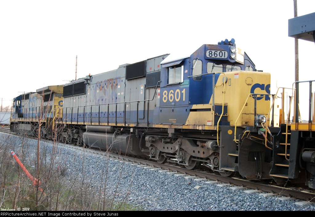 CSX 7590,8601 Q573 work the yard @ Memphis Junction